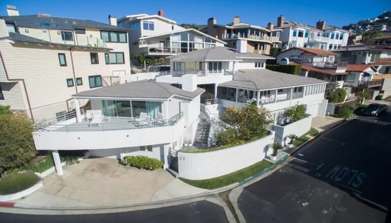 Warren Buffet House: Inside His $31,500 Omaha Home (2026)